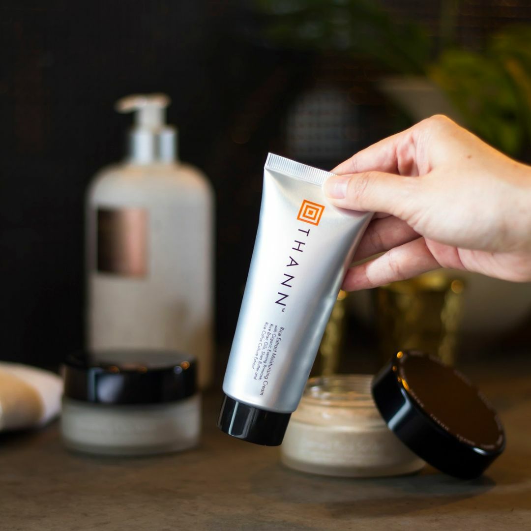 モイスチャライジングクリームRC《スキン・ボディ・ハンド。柔らかなもち肌へ》植物・ミネラル由来 94% | THANN